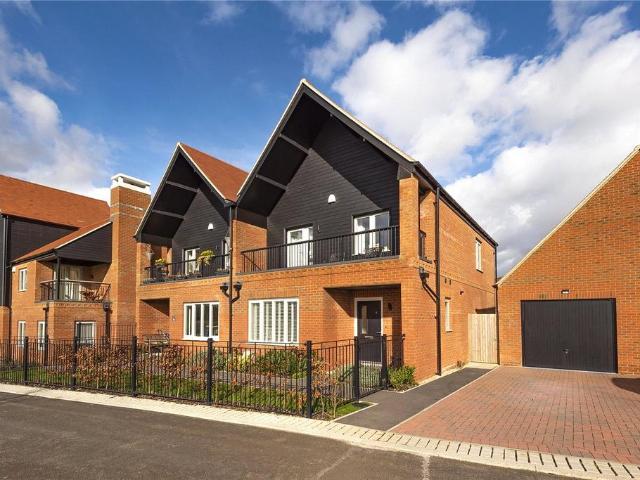 Roman Drive, Hampshire SO22 4 bed semi detached house to rent £2,850 pcm £658 pw