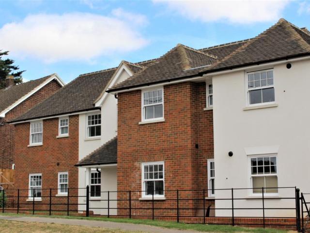 Roman Road, Brentwood, Essex, CM15 2 bed apartment to rent £1,694 pcm £391 pw
