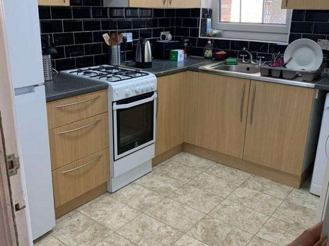 Roman Road, London E2, 3 bed flat to rent, £2,800 pcm | PrimeLocation