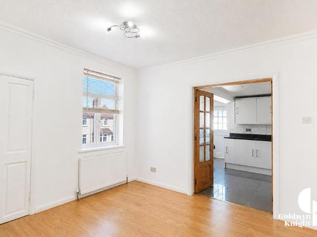 Roman Road, London E6 4 bed terraced house to rent £2,800 pcm £646 pw