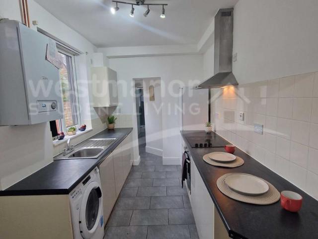 Roman Street, Leicester LE3 4 bed end of terrace house to rent £1,907 pcm £440 pw