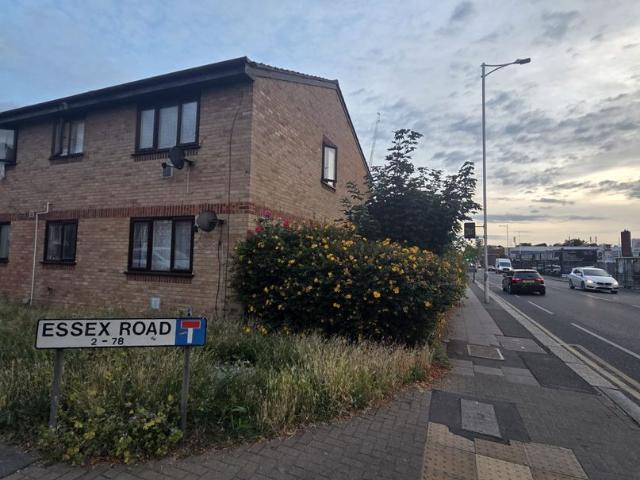 Romford RM6, 2 bed flat to rent, £1,850 pcm | PrimeLocation