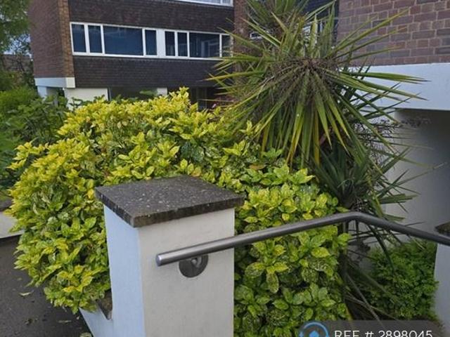 Romford Road, Chigwell, IG7 2 bed flat to rent £1,800 pcm £415 pw