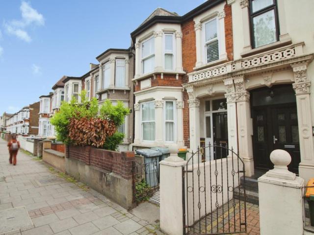 Romford Road, Forest Gate, London, E7. 3 bed flat to rent £2,275 pcm £525 pw