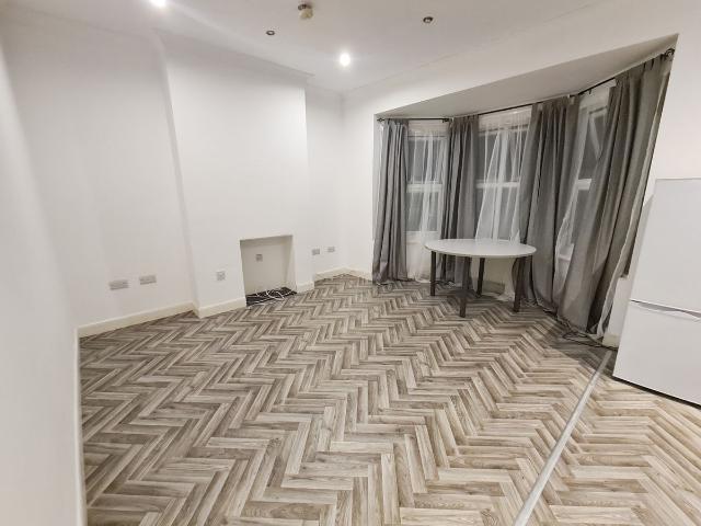 Romford Road, Forest Gate, London, UK E7, 3 bed flat to rent, £2,000 pcm | PrimeLocation