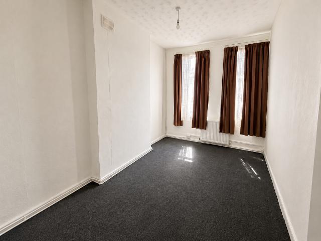 Romford Road, London E12 3 bed flat to rent £2,500 pcm £577 pw