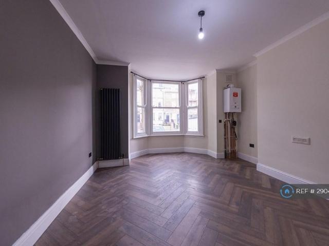 Romford Road, London, E15 2 bed flat to rent £2,400 pcm £554 pw