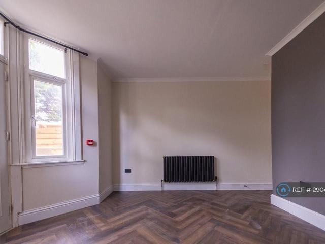 Romford Road, London, E15 2 bed flat to rent £2,250 pcm £519 pw