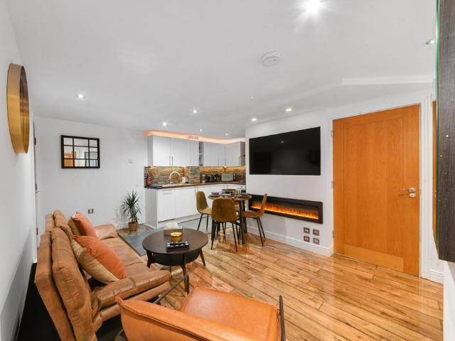 Romford Road, London E15, 3 bed flat to rent, £3,300 pcm | PrimeLocation