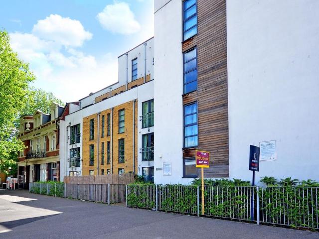 Romford Road, Stratford, London, E15 2 bed flat to rent £2,100 pcm £485 pw