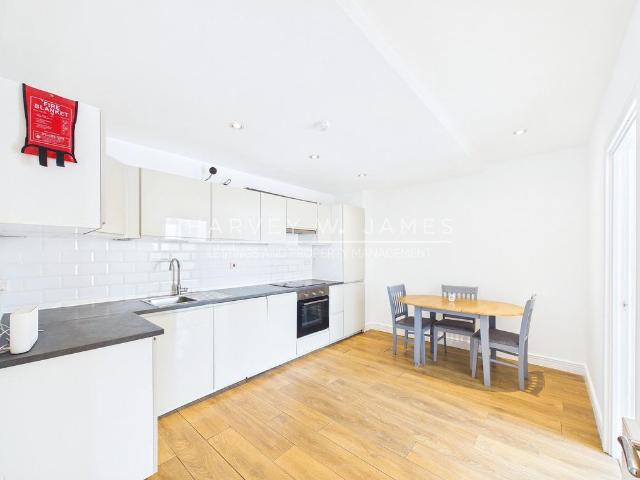 Romford Road, The Quadrangle House, E15 2 bed apartment to rent £2,150 pcm £496 pw