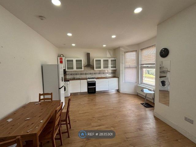 Romford, Romford RM1, 2 bed flat to rent, £1,750 pcm | PrimeLocation