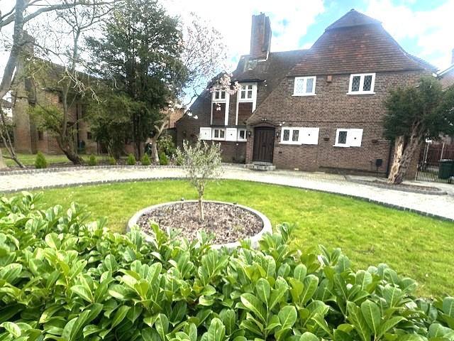 Romford/Gidea Park RM2 5 bed detached house to rent £3,295 pcm £760 pw
