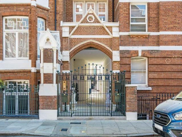 Romney Mews, London W1U 2 bed house to rent £5,417 pcm £1,250 pw
