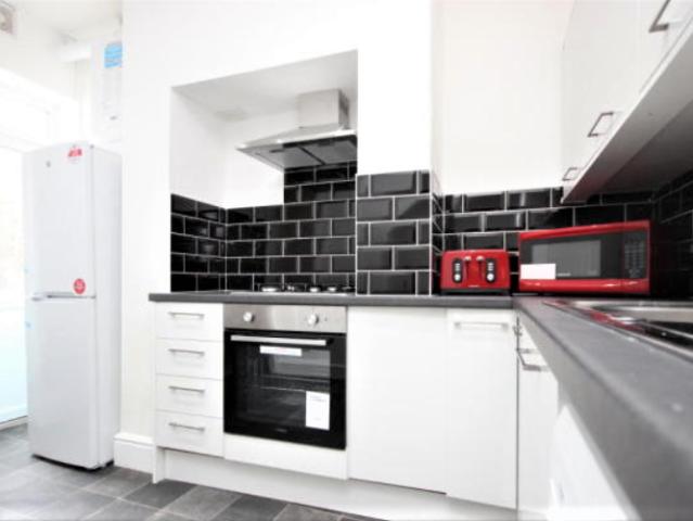 Romney Street, Salford M6 4 bed terraced house to rent £2,557 pcm £590 pw