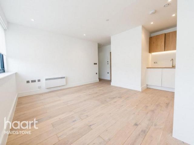 Romney Place, Maidstone 1 bed apartment to rent £1,050 pcm £242 pw