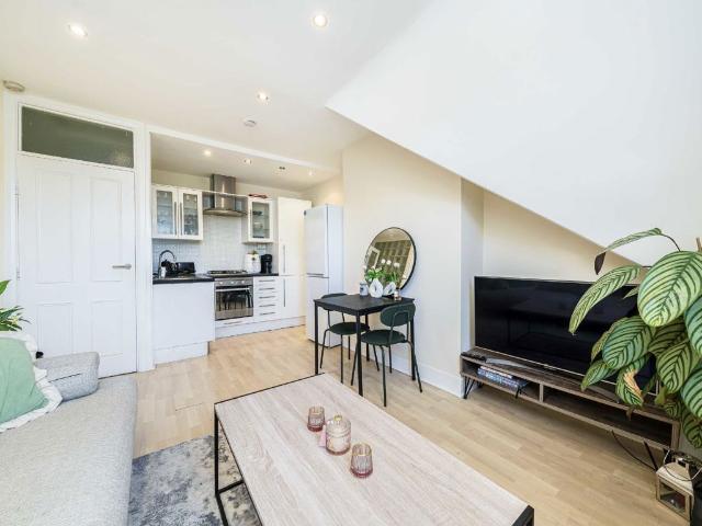 Romola Road, Herne Hill SE24, 2 bed flat to rent, £2,100 pcm | PrimeLocation