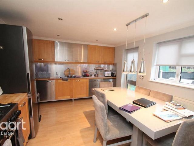 Romsey Way, BENFLEET 5 bed detached house to rent £2,700 pcm £623 pw