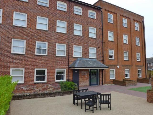 Romsey The Horsefair UNFURNISHED 2 bed flat to rent £1,325 pcm £306 pw