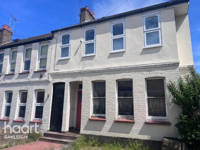 Ronald Park Avenue, Westcliff on sea 3 bed maisonette to rent £1,600 pcm £369 pw