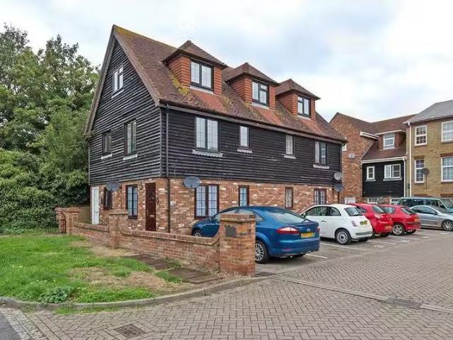 Ronalds Court, Sittingbourne, Kent, ME10 1 bed apartment to re.