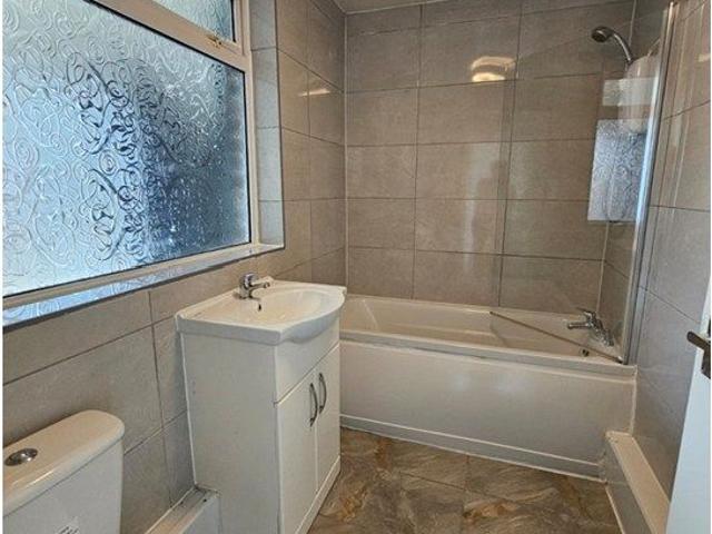 Rooden Court, Prestwich M25, 2 bed flat to rent, £950 pcm | PrimeLocation