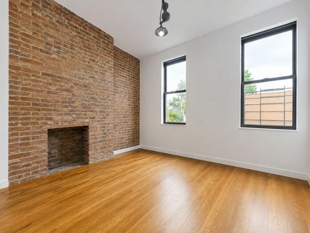 Roof access / 2 bath / AC