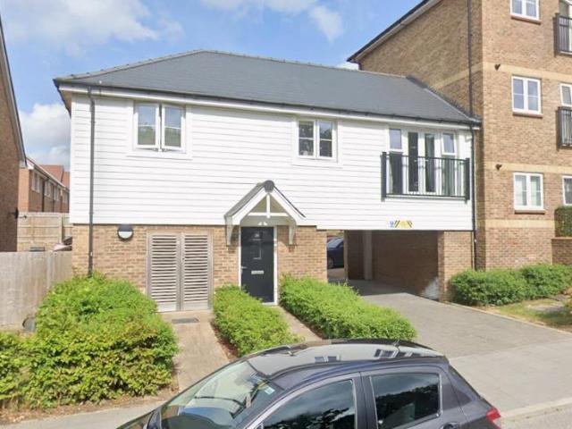 Rookfield Road, Horsham RH12 2 bed coach house to rent £1,550 pcm £358 pw