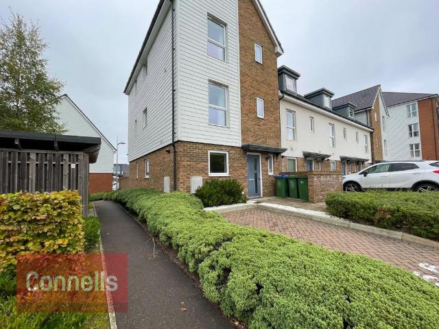 Rookfield Road, HORSHAM, RH12 4 bed property to rent £2,395 pcm £553 pw