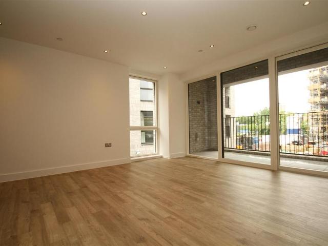 Rookwood Way, London 2 bed apartment to rent £2,650 pcm £612 pw