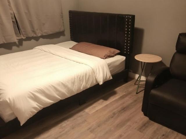 Room4rent detached private bathroom With Pool