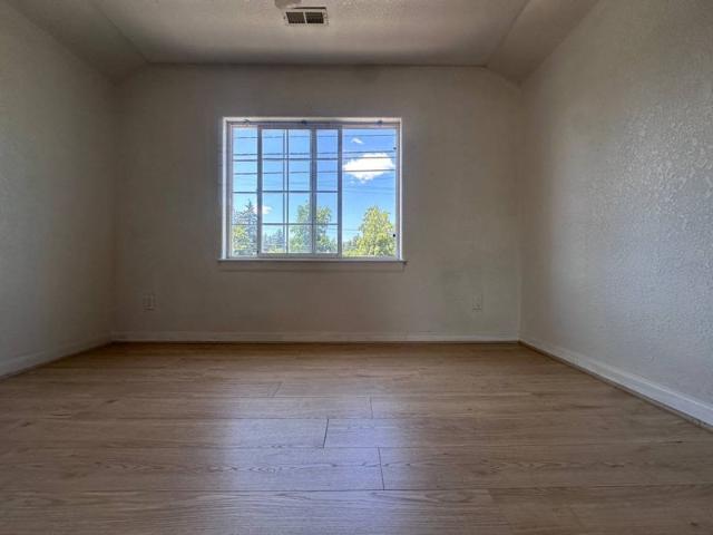 Room overlooking the backyardall utilities includ