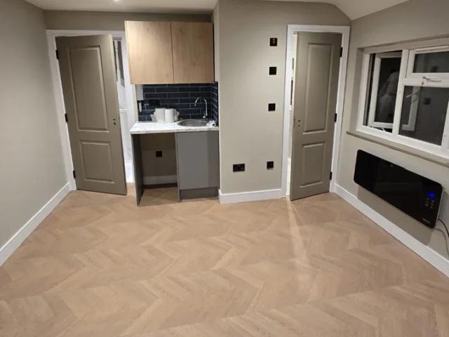 Room at Muirfield Road, Three Rivers