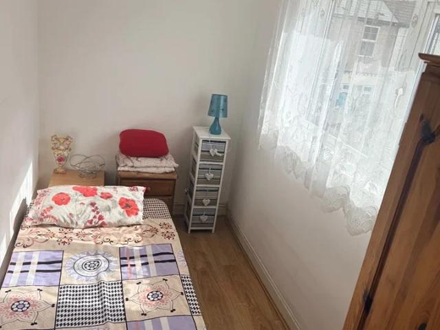 Room at Murray Road, Rugby