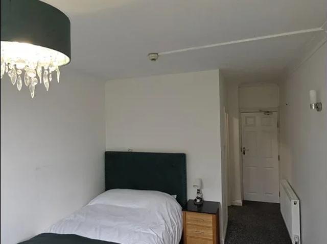 Room at Murray Road, Rugby
