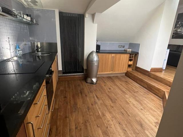 Room at Murray Road, Rugby