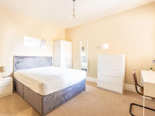 Room at Murray Road, Rugby
