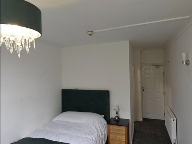 Room at Murray Road, Rugby