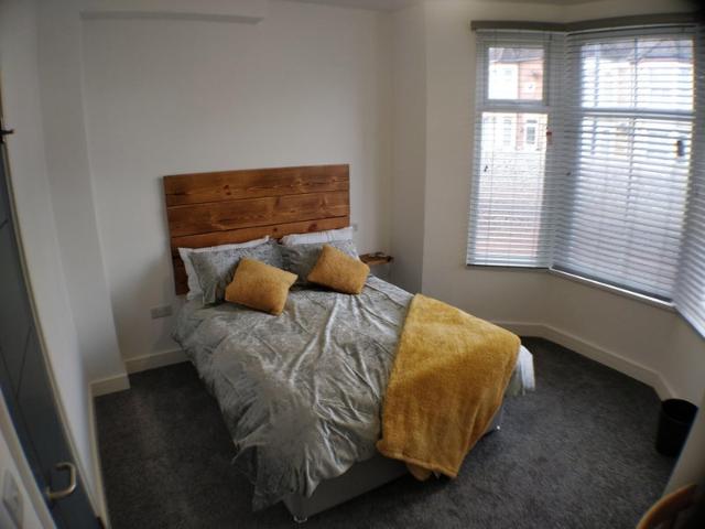 Room at Murray Road, Rugby