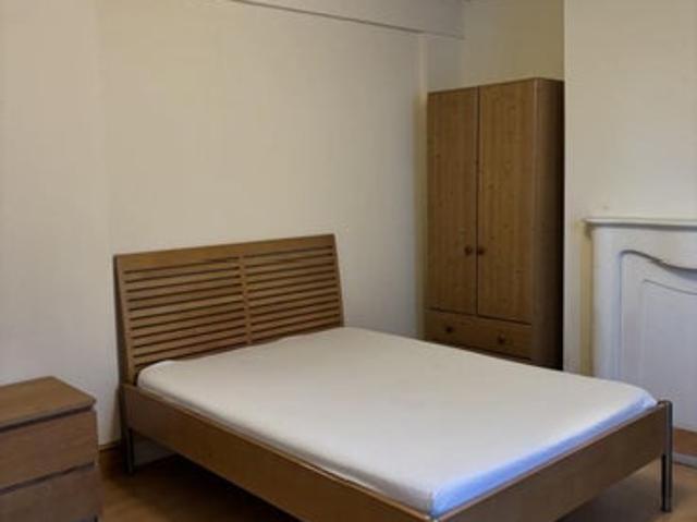 Room at Murray Road, Rugby
