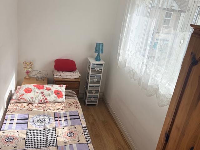 Room at Murray Road, Rugby