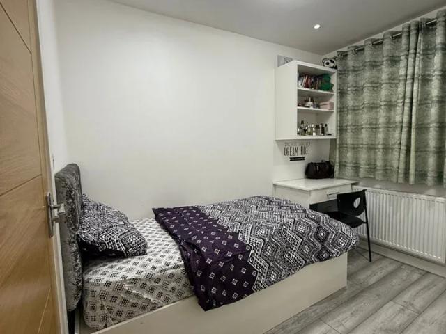 Room at Murtwell Drive, Epping Forest