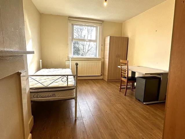 Room at Myddleton Road, Greater London
