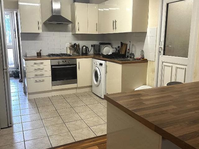 Room at Myddleton Road, Greater London