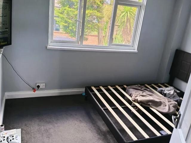 Room at Maesglas Crescent, Newport