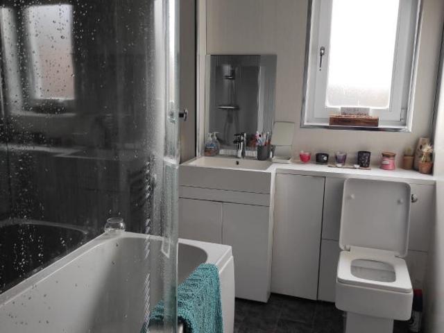 Room at Main Street, Glasgow