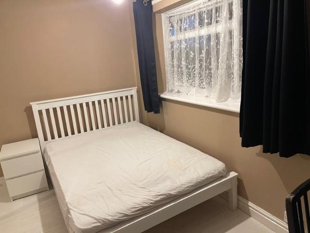 Room at Maiden Lane, Crawley