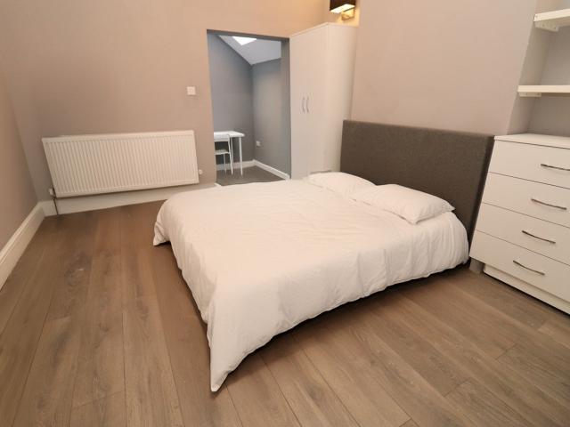 Room at Maldon Road, Greater London