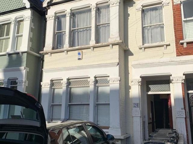 Room at Maldon Road, Greater London