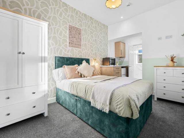 Room at Manor Court Road, Nuneaton and Bedworth